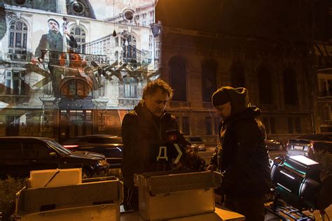 Величезні соняшники герб України та репродукції воєнних фотографій швейцарський художник
