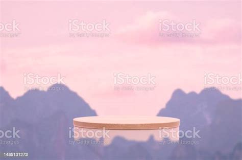안개 낀 산 자연 풍경 배경이 있는 하늘 분홍색 파스텔 부드러운 구름 위에 야외에서 초현실적인 연단 미용 화장품 배치 받침대는
