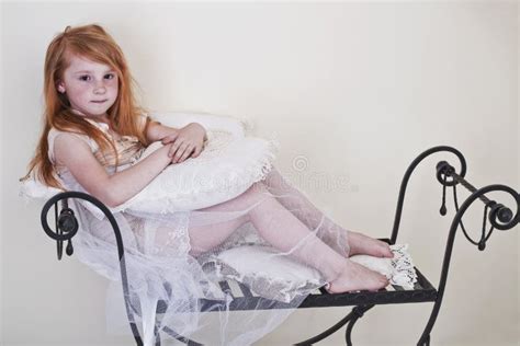 Retrato Da Menina Imagem De Stock Imagem De Positivo