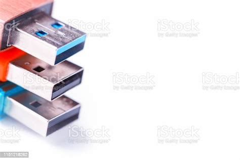 은색 파란색 커넥터가 있는 검은색 Usb 플래시 드라이브의 상세 보기입니다 흰색 바탕에 사진 금속에 대한 스톡 사진 및 기타