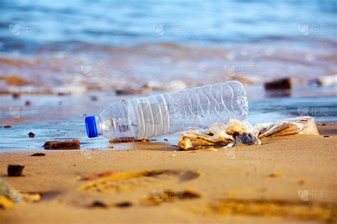 环境污染 海滩上的塑料瓶。