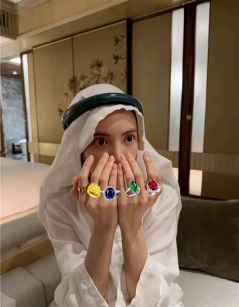 金晨模仿卡塔尔小王子！穿卡塔尔传统服装颜值高，戴白头巾引争议腾讯新闻