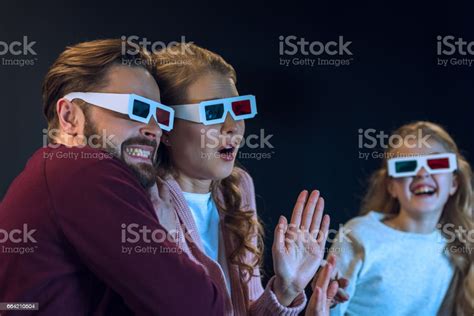 3d 안경을 함께 영화를 보고 무서 워 가족 2명에 대한 스톡 사진 및 기타 이미지 2명 3d 안경 Pflag Istock