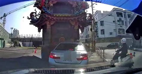 男子闖紅燈飆速跑給警察追 下一秒轎車撞金爐就逮還被搜出毒品