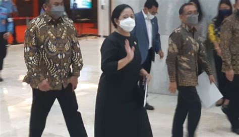 Sempat Viral Gegara Cemberut Saat Bagi Kaos Puan Maharani Sebut Timnya
