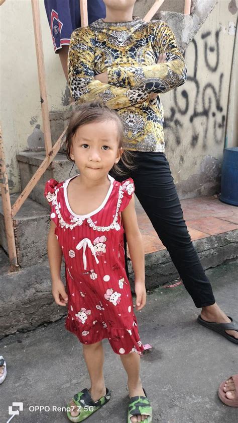 លួងលោមក្មេងស្រីអាយុ៣ឆ្នាំដោះយកក្រវិលមាសបានហេីយពលរដ្ឋឃេីញទាន់ចាប់ប្រគល់ឱ្យសមត្ថកិច្ច សារព័ត៌មាន