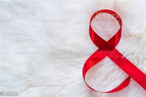 3 월 여성의 휴일 배경의 여덟 번째 장미 꽃잎과 모피에 그림 8의 형태로 리본 0명에 대한 스톡 사진 및 기타 이미지 0명