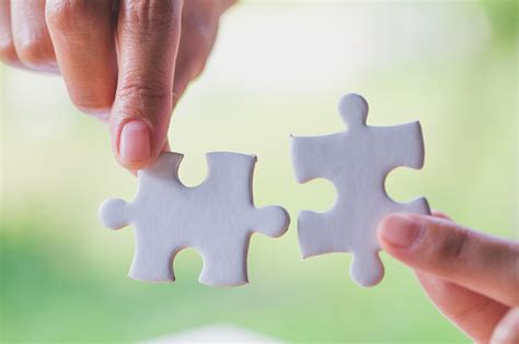 지 그 소 퍼즐 햇빛 효과 비즈니스 솔루션 성공과 전략 개념으로 임무를 완료 하려면 연결의 근접 촬영 손 개념에 대한 스톡 사진 및 기타 이미지 Istock