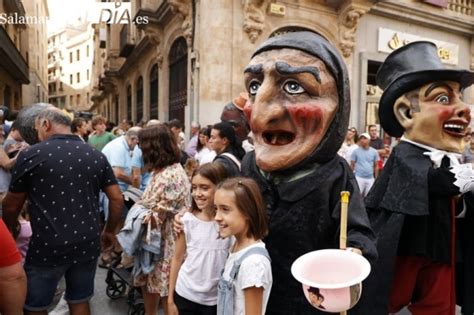 Cabezudos a ritmo de charanga para divertir a niños y adultos por las
