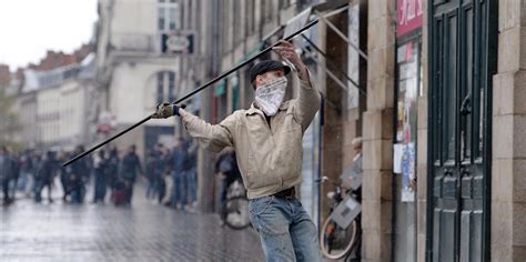 Des Casseurs Sèment La Panique Dans Un Arrondissement De Paris