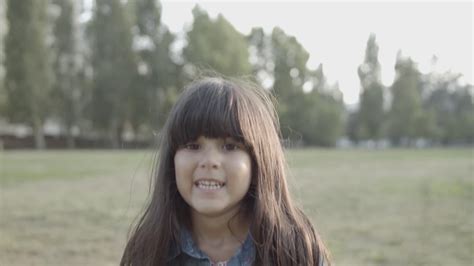 Vídeo Gratis Retrato De Una Linda Chica Latina Parada En El Parque