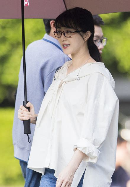 范冰冰《她杀》造型似学生妹，两次合作名导曹保平波折不断