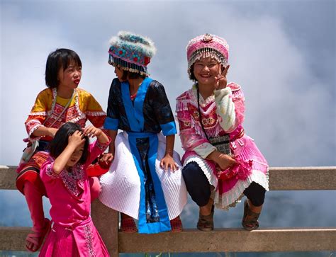 Un Groupe De Jeunes Filles Assises Sur Un Banc En Bois Photo Photo