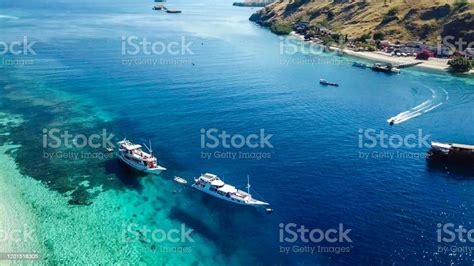 코모도 목가적 인 섬의 무인 항공기 샷과 Ist 해안에 정박 한 보트 몇 보트 0명에 대한 스톡 사진 및 기타 이미지 0명 공중 뷰 관광 Istock