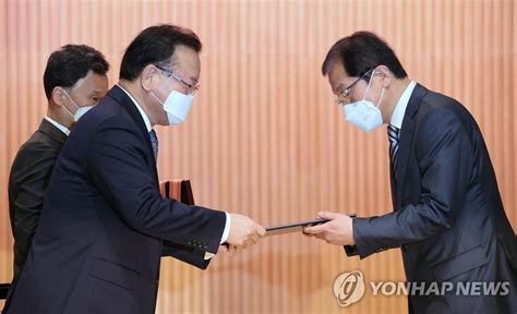 제21회 공정거래의 날 유공자 포상하는 김부겸 총리 연합뉴스