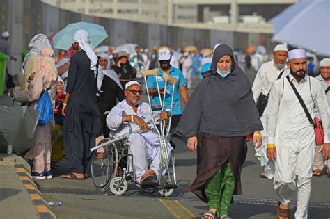 الحجاج يبدأون طواف الوداع بعد الانتهاء من رمي الجمرات