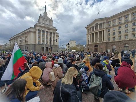 Протест в София в памет на Сияна и загиналите на пътя деца Снимки