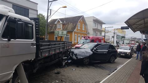 VÍDEO Carro fica destruído em acidente no centro de Taió Rede Web TV