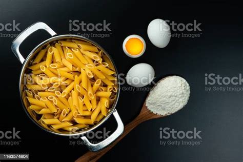 검은 무광택 배경에 원수 배수기 안에 계란이있는 파스타의 펜 개체 그룹에 대한 스톡 사진 및 기타 이미지 개체 그룹 건강한