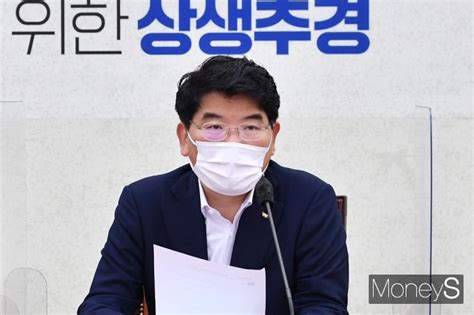 머니s포토 민주당 원내대책회의 발언하는 박완주 정책위의장 머니s