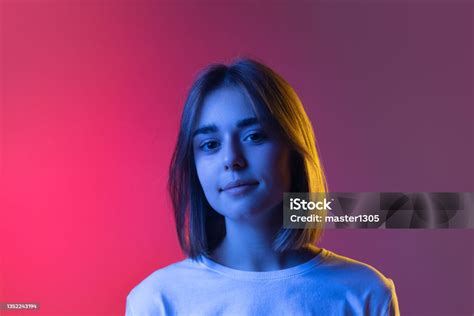 네온의 분홍색 보라색 스튜디오 백그루드에서 고립된 카메라를 바라보는 어린 귀여운 소녀의 클로즈업 초상화 그라데이션에 대한 스톡 사진 및 기타 이미지 Istock