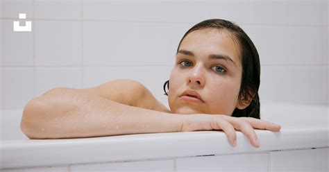 Oben Ohne Frau In Weißer Badewanne Foto Kostenloses Bild Zum Thema
