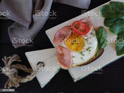 호밀 빵 시금치 토마토 오이 슬라이스에 튀긴 소시지를 곁들인 계란 튀김 달걀에 대한 스톡 사진 및 기타 이미지 달걀 브루스