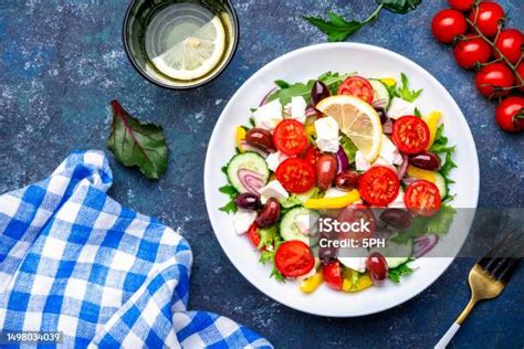 페타 치즈 칼라마타 올리브 토마토 파프리카 오이 양파를 곁들인 맛있는 그리스 샐러드 건강한 지중해 음식 파란색 테이블 배경 평면도 배경 주제에 대한 스톡 사진 및 기타