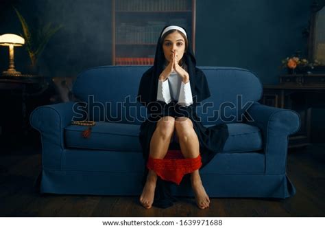 Photo De Stock Une Soeur Sexy Assise Avec Ses 1639971688 Shutterstock