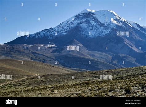 El volcán nevado Chimborazo es la montaña más alta del Ecuador y la