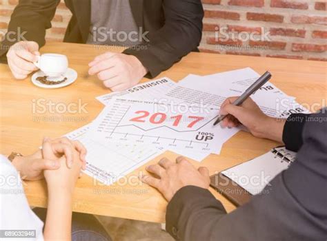 재무 보고서 그래프 년 2017 트렌드 예측 카페 커피숍에서 계획 분석 비즈니스 팀 논의 2명에 대한 스톡 사진 및 기타 이미지