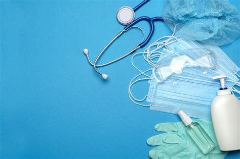 일회용 블루 메디컬 페이스 마스크 고무 라텍스 장갑 고글 청진기 및 알코올 손 소독제 의 스택 블루 배경에 0명에 대한 스톡