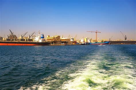 Porto De Dakar No Senegal Com Grandes Navios De Carga Guindastes E