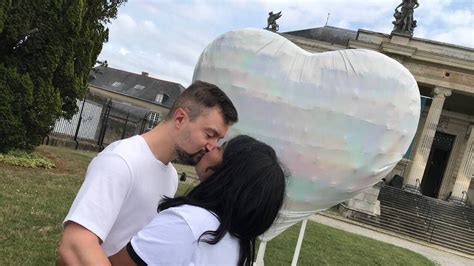 À Laval Ils Se Sont Embrassés Devant Un Cœur Géant Pour La Journée