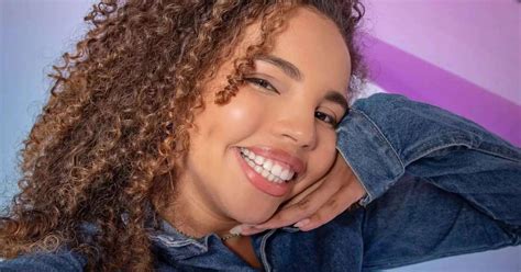 BBB 24 Pitel ostenta beleza impecável e curvas esculturais ao surgir