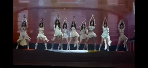 더쿠 트와이스 레디투비 투어 의상 캡쳐해옴