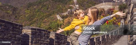 행복 한 명랑 즐거운 관광객 엄마와 아들에 게 중국의 만리 장성에 재미 웃 고 웃 고 춤 아시아에서 휴가 여행 동안 여행 중국
