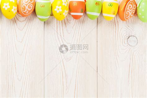 木制桌上的复活节鸡蛋顶视图高清图片下载 正版图片503345460 摄图网