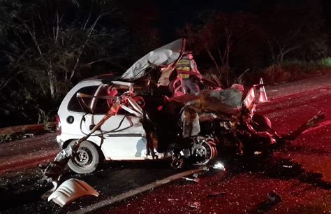 Motorista Morre E Carro Fica Destruído Após Bater De Frente Com
