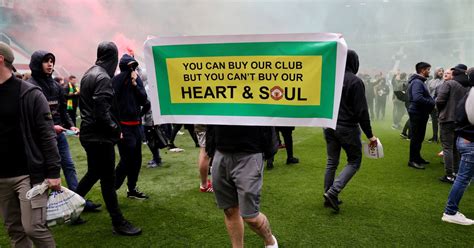 Man United Liverpool Match Postponed After Fans Storm Pitch Reuters