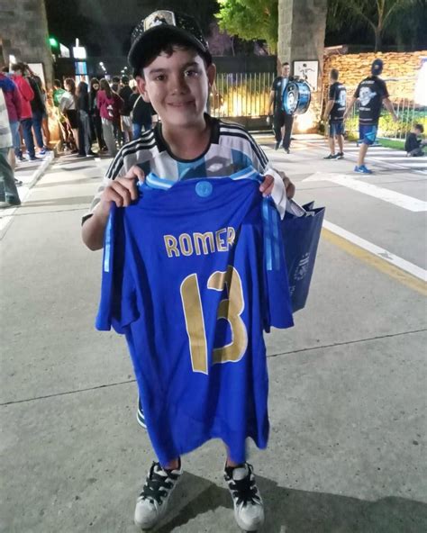 小球迷采访时哭着说罗梅罗是他的偶像,罗梅罗将球衣送给了他 小球迷采访时哭着说罗梅罗是他的偶像,罗梅罗将球衣送给了他