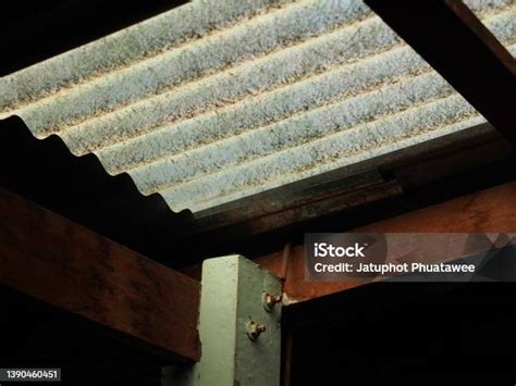 나무 빔 구조와 투명 골판지 철 유리 섬유 시트의 지붕 아래 자연 채광 N태국 전통 가옥의 인테리어 디자인의 좋은 예 골진에 대한 스톡 사진 및 기타 이미지 Istock