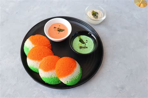 Tiranga Idli 또는 Tricolor Idly는 사프란 또는 오렌지 화이트 및 그린과 같은 인도 국기 색상으로
