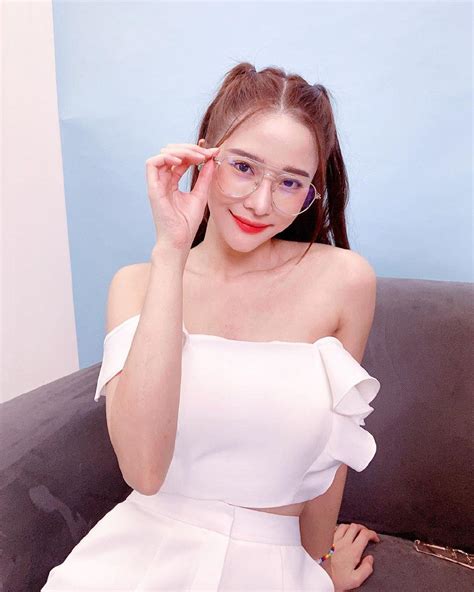 แจม เนโกะ จัมพ์ โชว์ความเผ็ดในชุดว่ายน้ำ จนหนุ่ม ๆ มองไม่ละสายตา