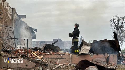 Внаслідок влучання балістичної ракети під Сумами зруйновані два будинки та нежитлова споруда