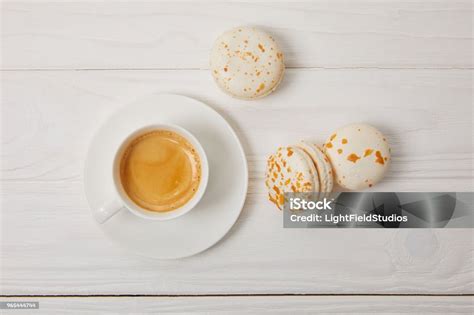 흰색 나무 테이블에 커피 컵과 3 Macarons의 상위 뷰 0명에 대한 스톡 사진 및 기타 이미지 0명 귀여운 달콤한