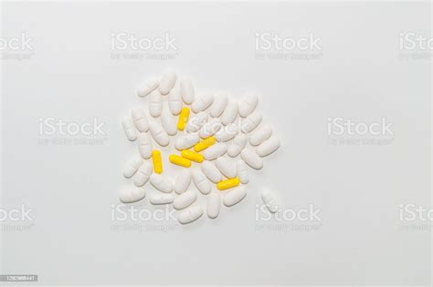 흰색 배경에 흰색과 노란색 정제의 무리 클로즈업 복사 공간 텍스트 공간 개념에 대한 스톡 사진 및 기타 이미지 개념 건강