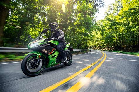 Kawasaki Ninja 400 KRT Edition 2024 ficha técnica preço e itens de série