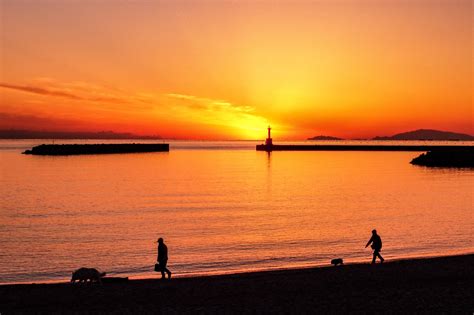 夕暮れを楽しむ人々 日の出日の入時刻方角マップ