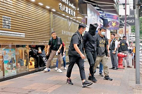 事发香港！5人光天化日打劫尖沙咀珠宝店，万万没想到现场监控曝光